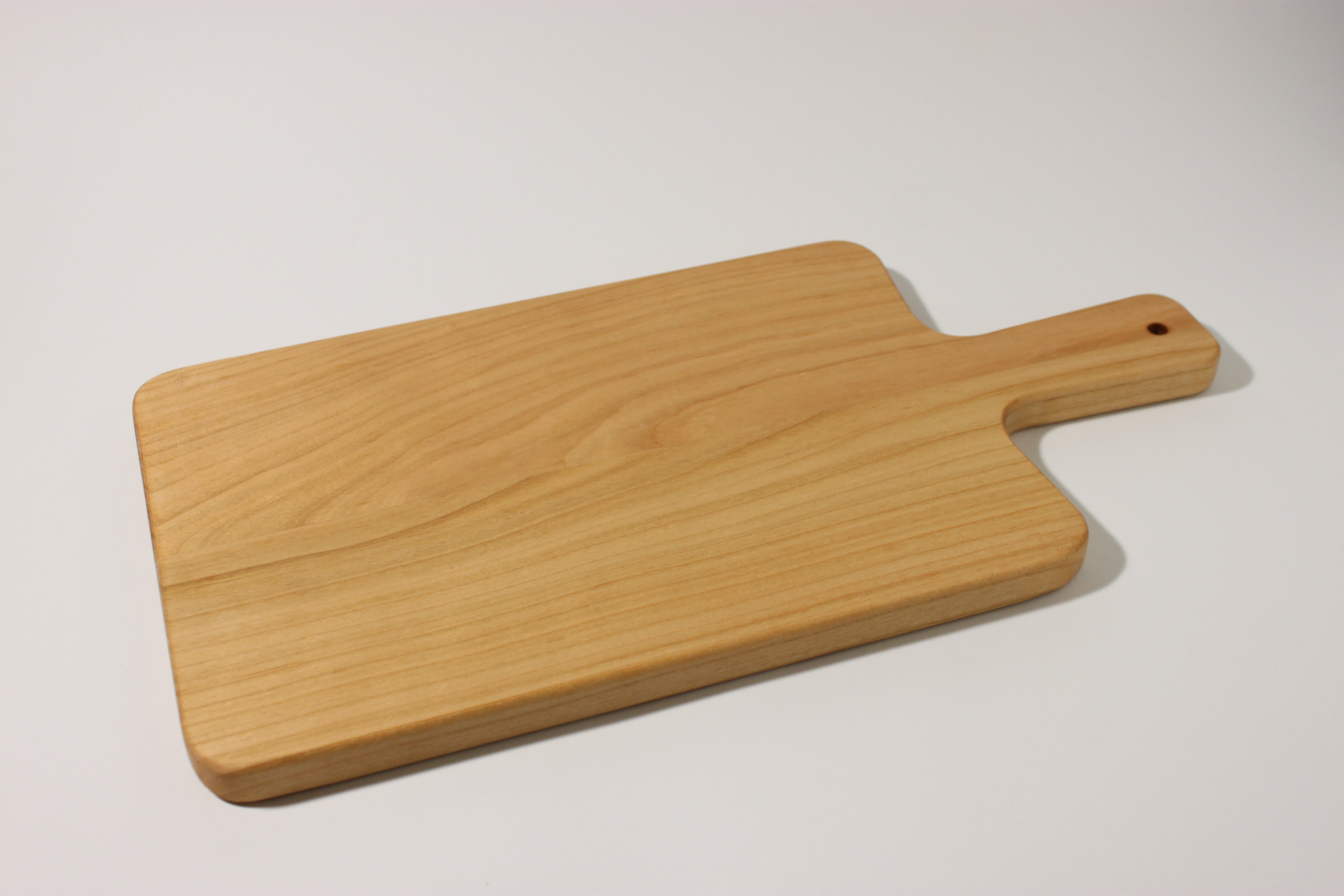 Schneidebrett 40cm x 20cm x 1.7cm mit Griff Kirschbaum – Kochbretter Straub